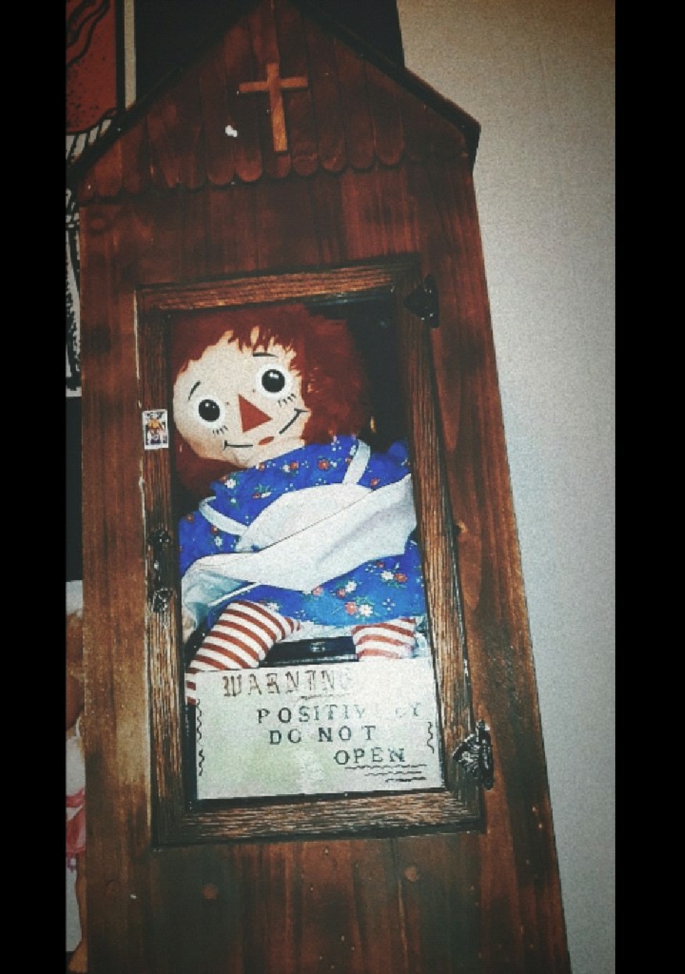 As promised! Heres the real life inspired Anabelle doll inside the box 🖤